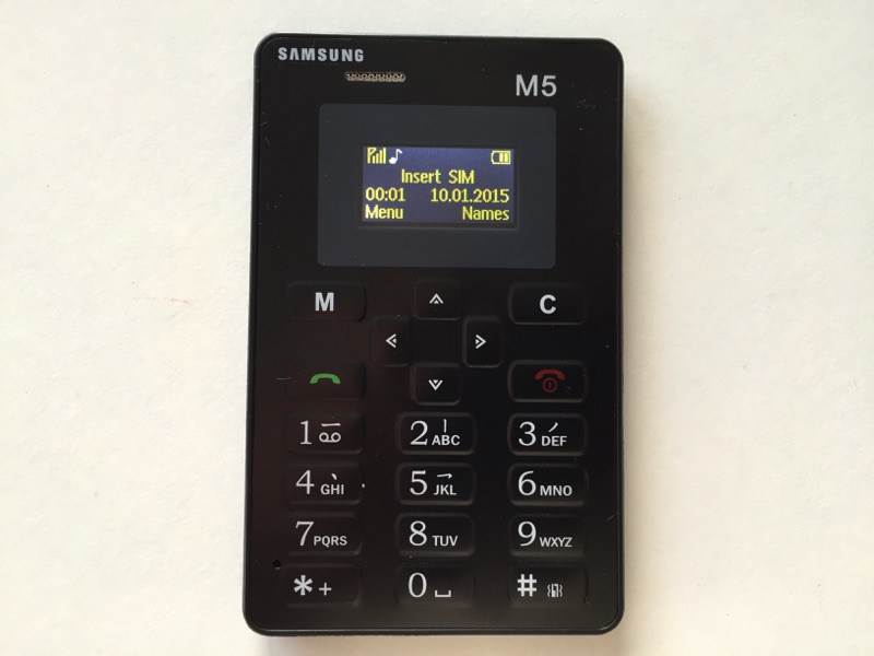 Samsung mini m5 je njihov najtanjši mobilni telefon do sedaj, saj meri ...