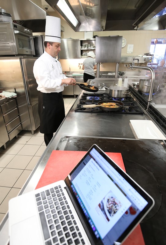 IBM Chef Watson je Chefu Matjažu Cotiču pomagal pri pripravi jedi ...