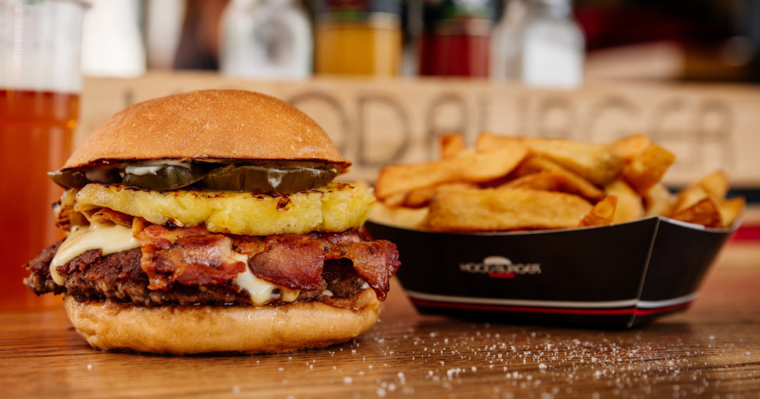 Hood Kahuna burger z ananasom in jalapeño papriko v Hood Burger ...