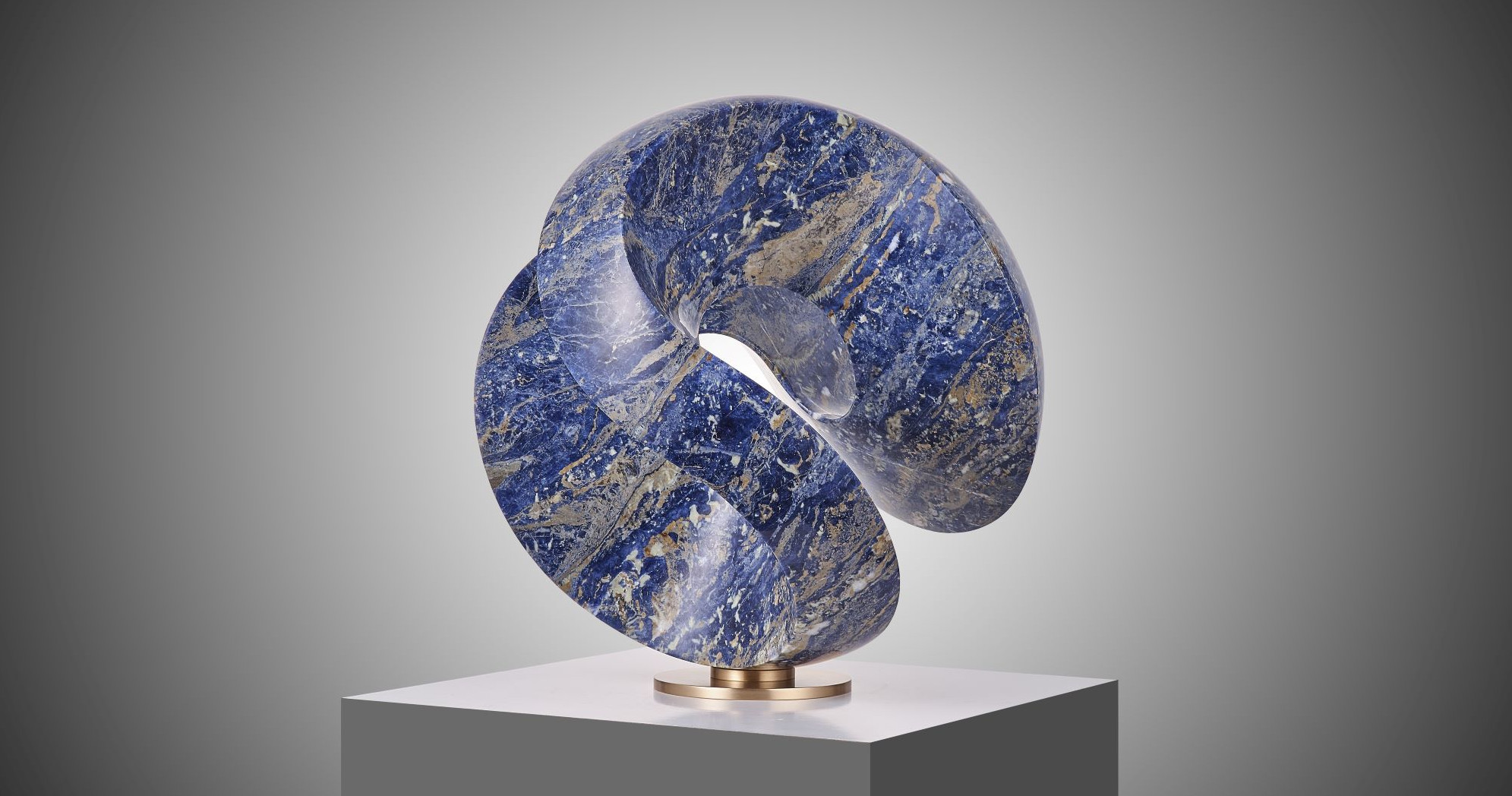 Marmor Hotavlje v sodelovanju z umetniki ustvarja skulpture s katerimi ...