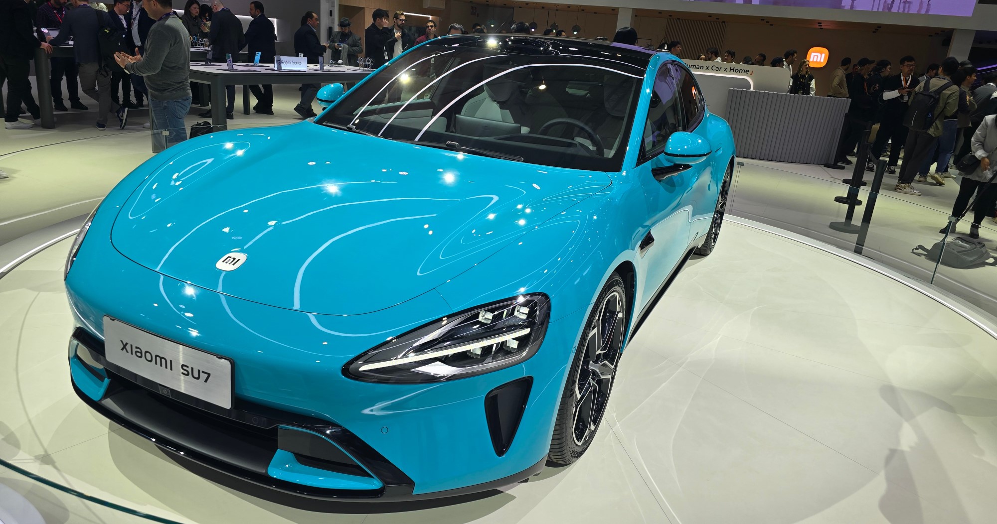 Xiaomi SU7 električni avtomobil prikazan na MWC 2024 skupaj z ekosistemom »človek – avto – dom ...