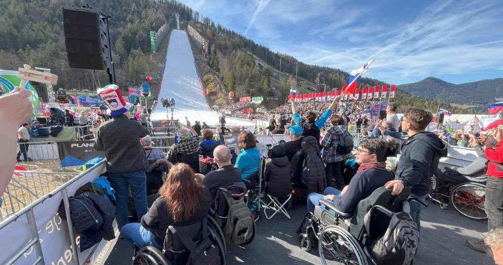 V Planici so s pomočjo projekta Mastercard SharePlanica za športnike navijale številne osebe z ...