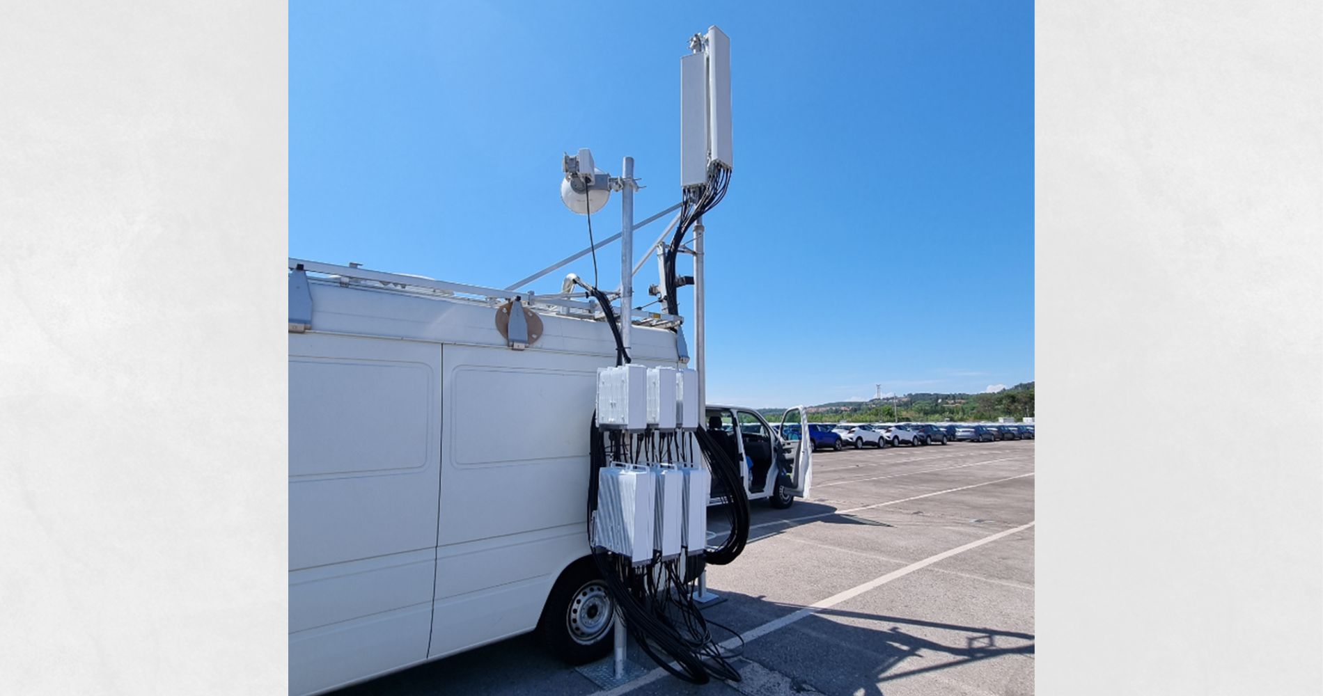 Telekom Slovenije s pop-up mobilno bazno postajo in mobilno ...