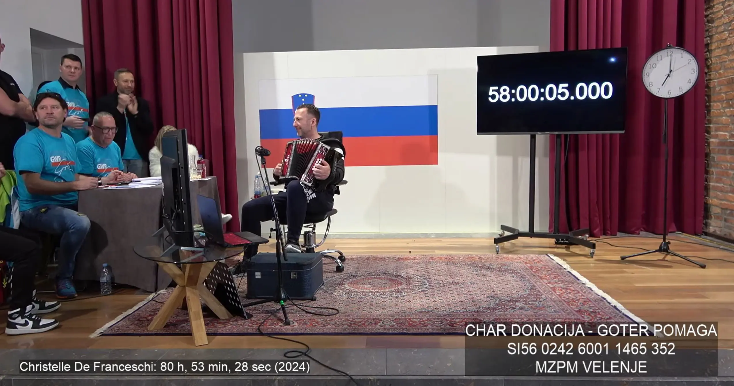 Guinnessov rekord v igranju harmonike podira Robert Goter, igrati mora ...