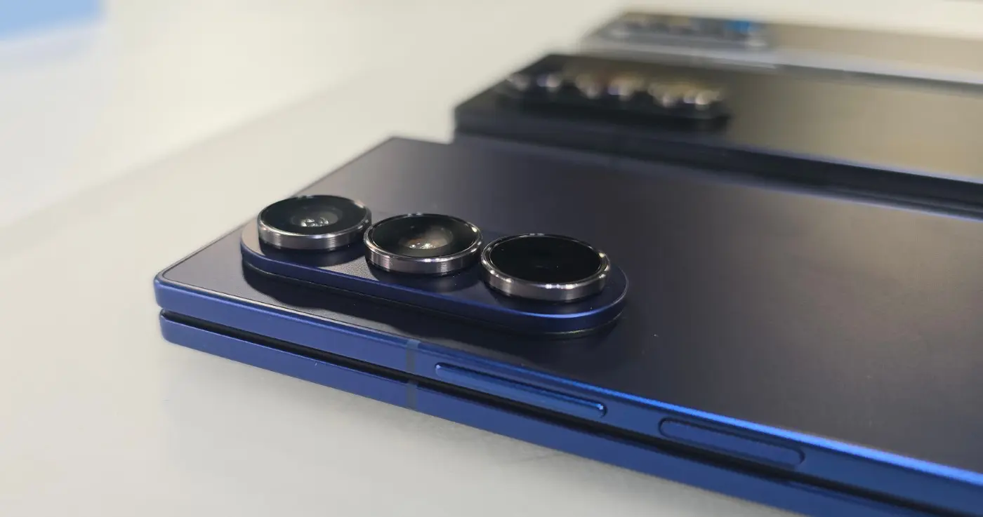 Prvi vtis in ključne novosti prepogljivega telefona Samsung Galaxy Z ...