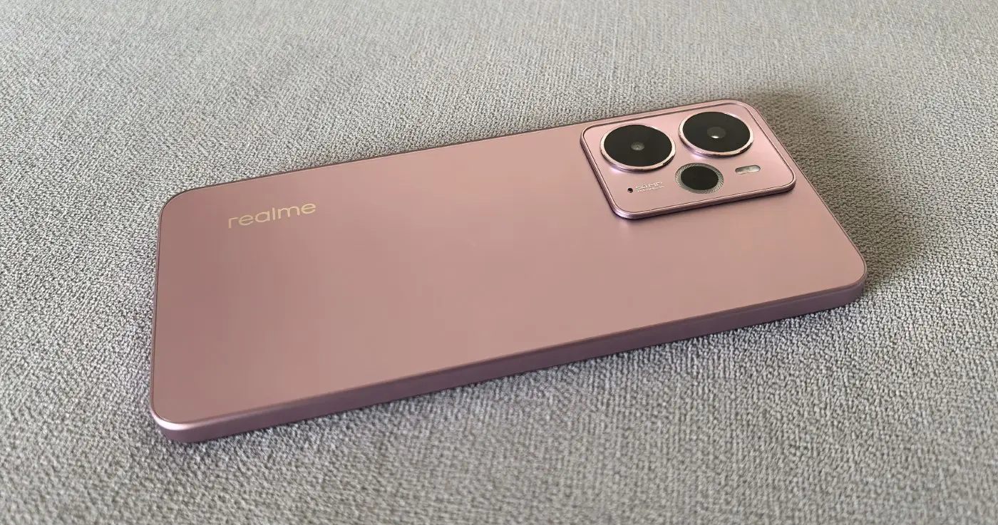 Realme 14 5G test telefona, ki dokazuje, da srednji razred še nikoli ni ...