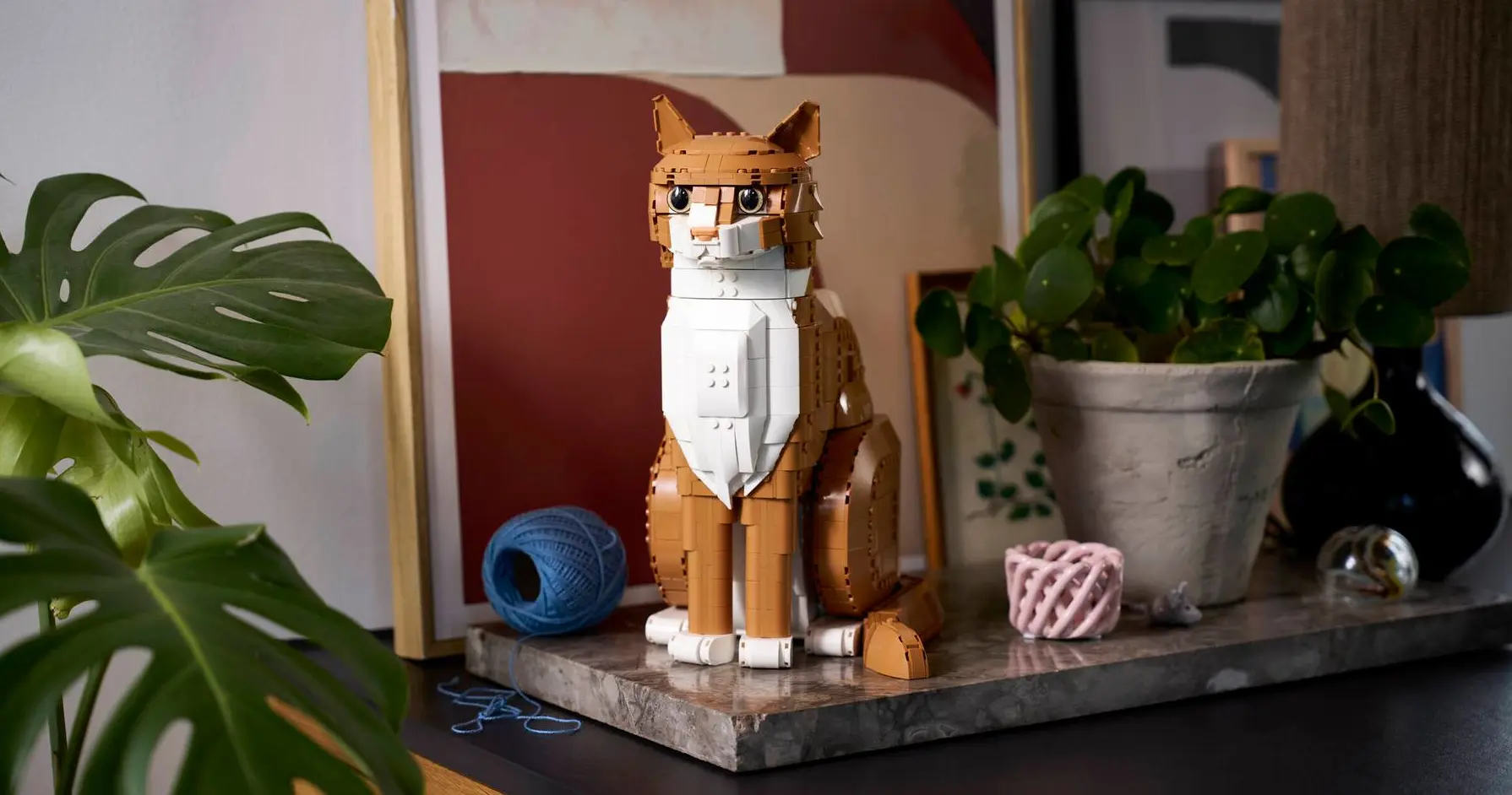 LEGO Orange Cat oranžna Lego mačka se je pridružila Tuxedo Cat, ki s ...